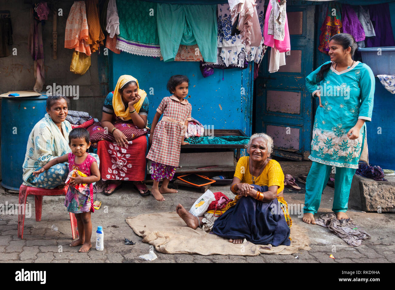 Poor poverty woman mumbai hi-res stock photography and images - Alamy