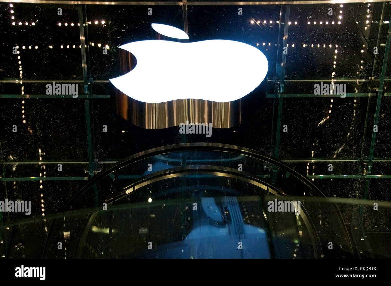 Apple logo lit hi-res stock photography and images - Alamy