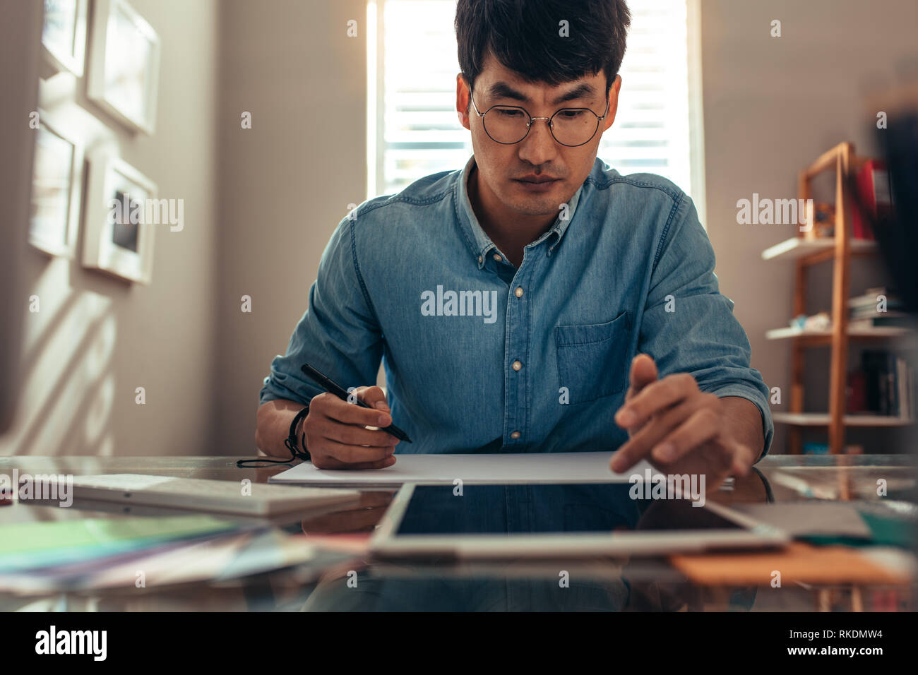 Office reference hi-res stock photography and images - Alamy
