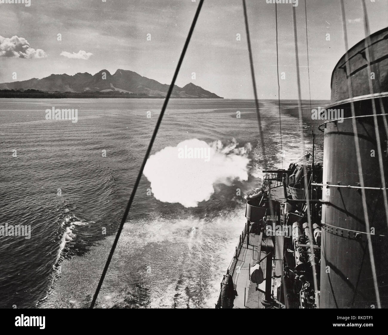 Naval gunfire support hi-res stock photography and images - Alamy