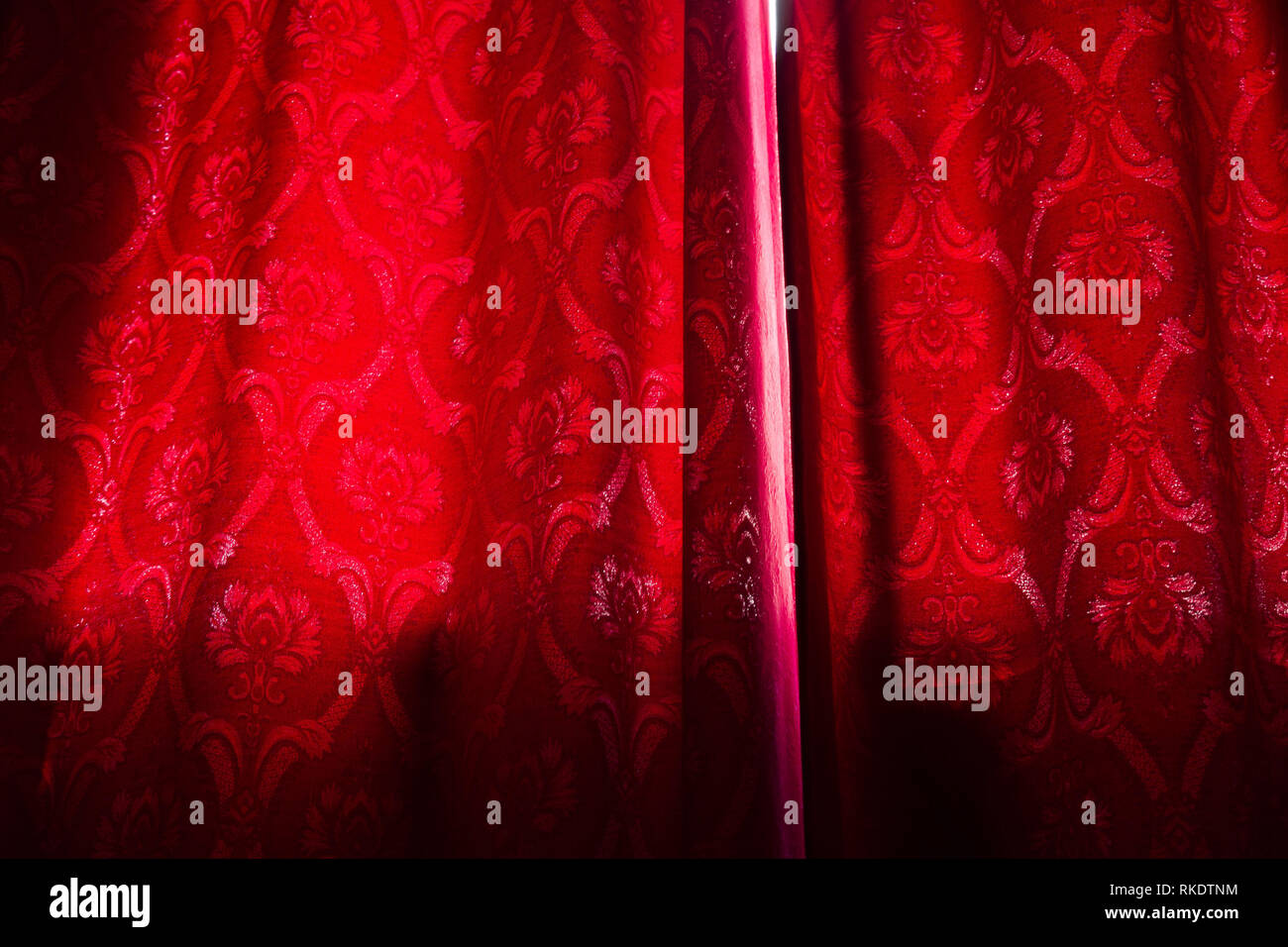 Red curtain theatre hi-res stock photography and images - Alamy