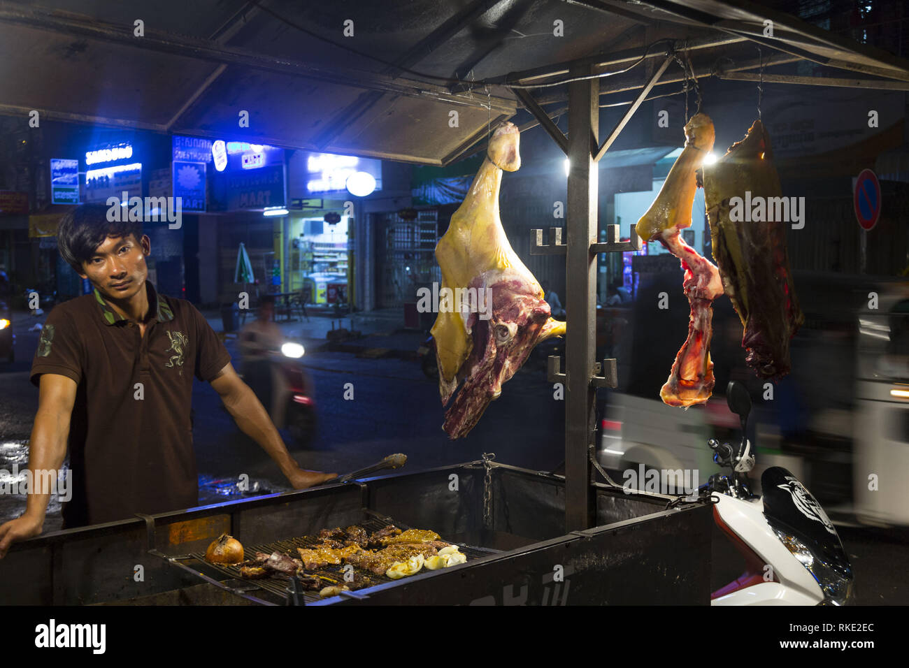 Street food in Phnom Penh in Cambodia Stock Photo - Alamy