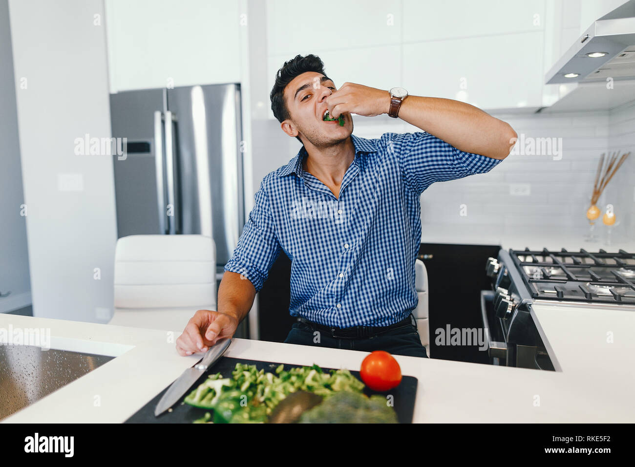 Man kitchen cooking hi-res stock photography and images - Alamy