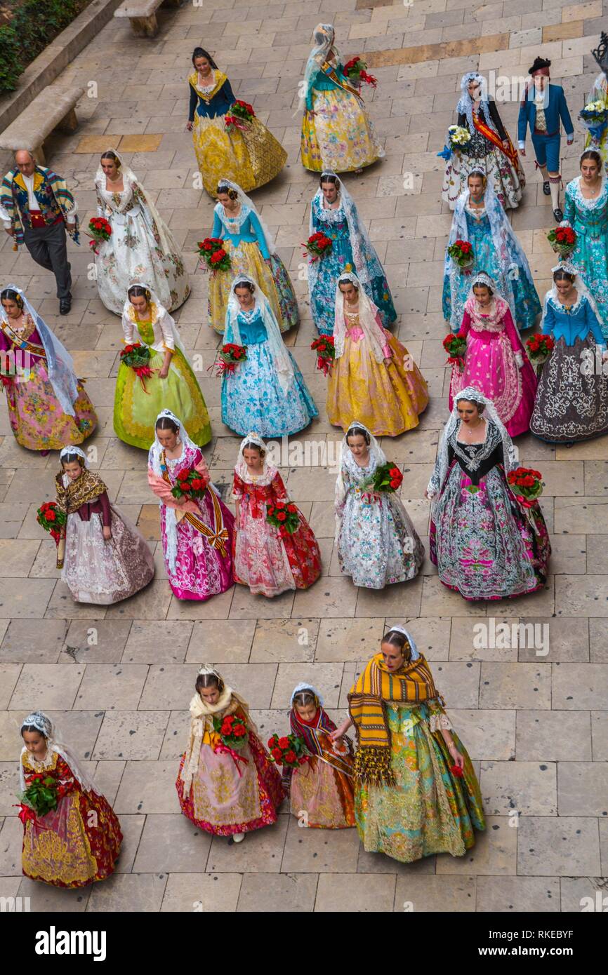 Women in traditional spanish dress hi-res stock photography and images ...