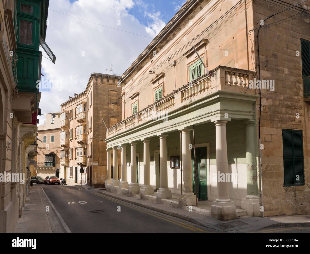 Overhanging building hi-res stock photography and images - Alamy