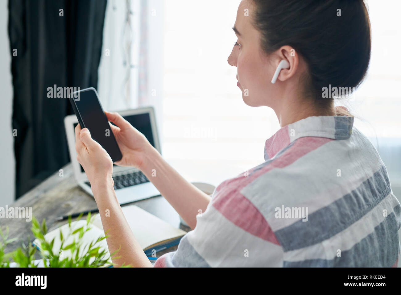 Woman studying using smartphone hi-res stock photography and images - Alamy