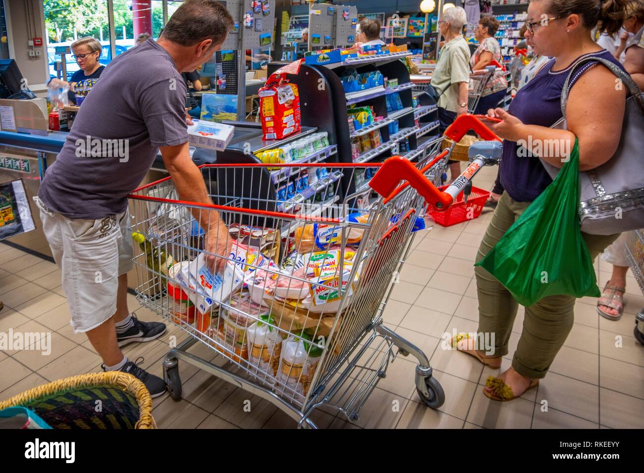 Queuing supermarket hi-res stock photography and images - Alamy
