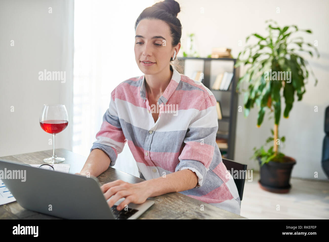 Young business woman work home hi-res stock photography and images - Alamy
