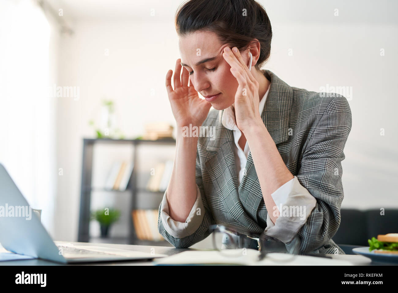Female boss at desk and stress hi-res stock photography and images - Alamy