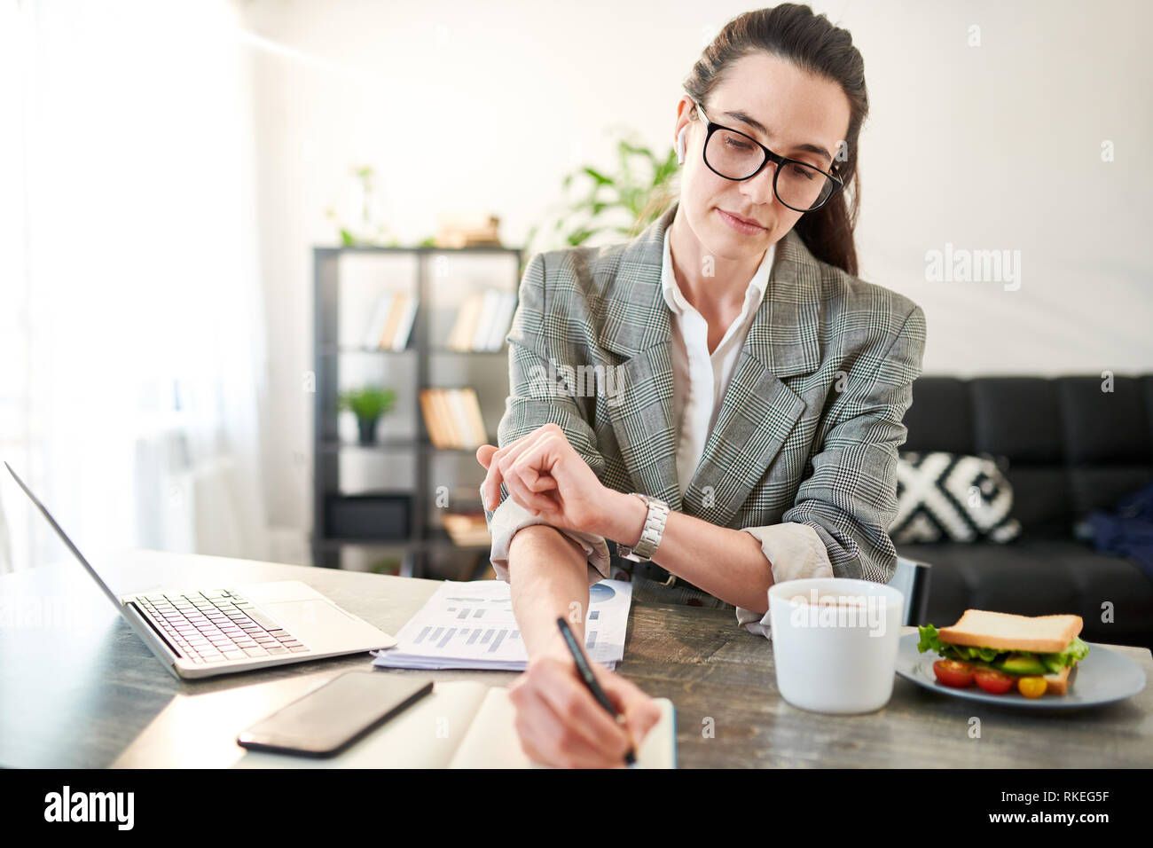 Internship time hi-res stock photography and images - Alamy