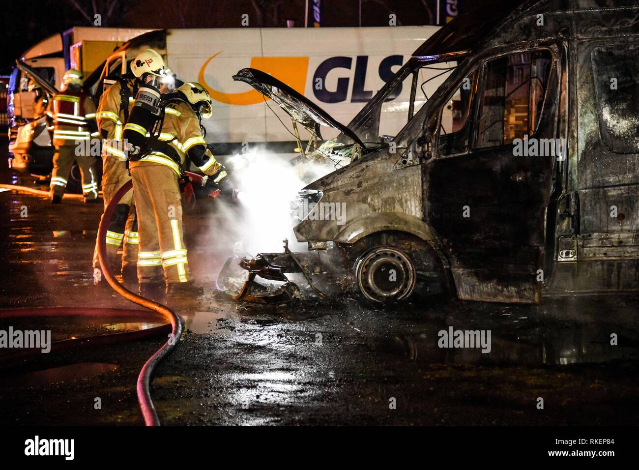 Burning van hi-res stock photography and images - Alamy