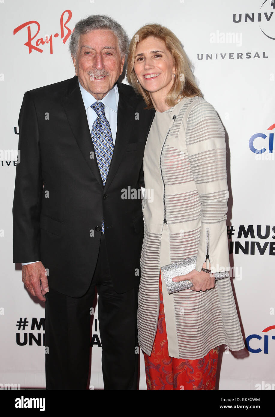 Tony bennett and susan crow hi-res stock photography and images - Alamy