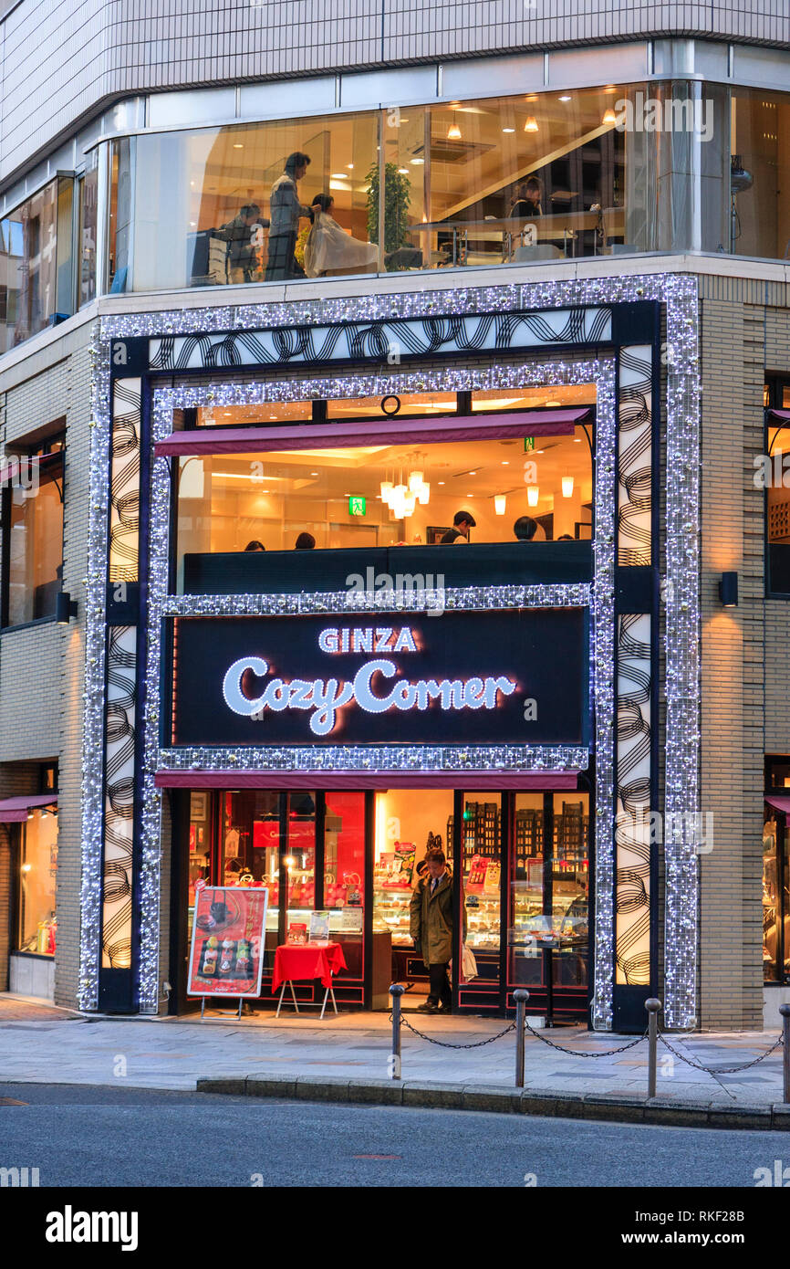 Tokyo, Ginza, blue hour. Close up of famous cake and dessert store ...
