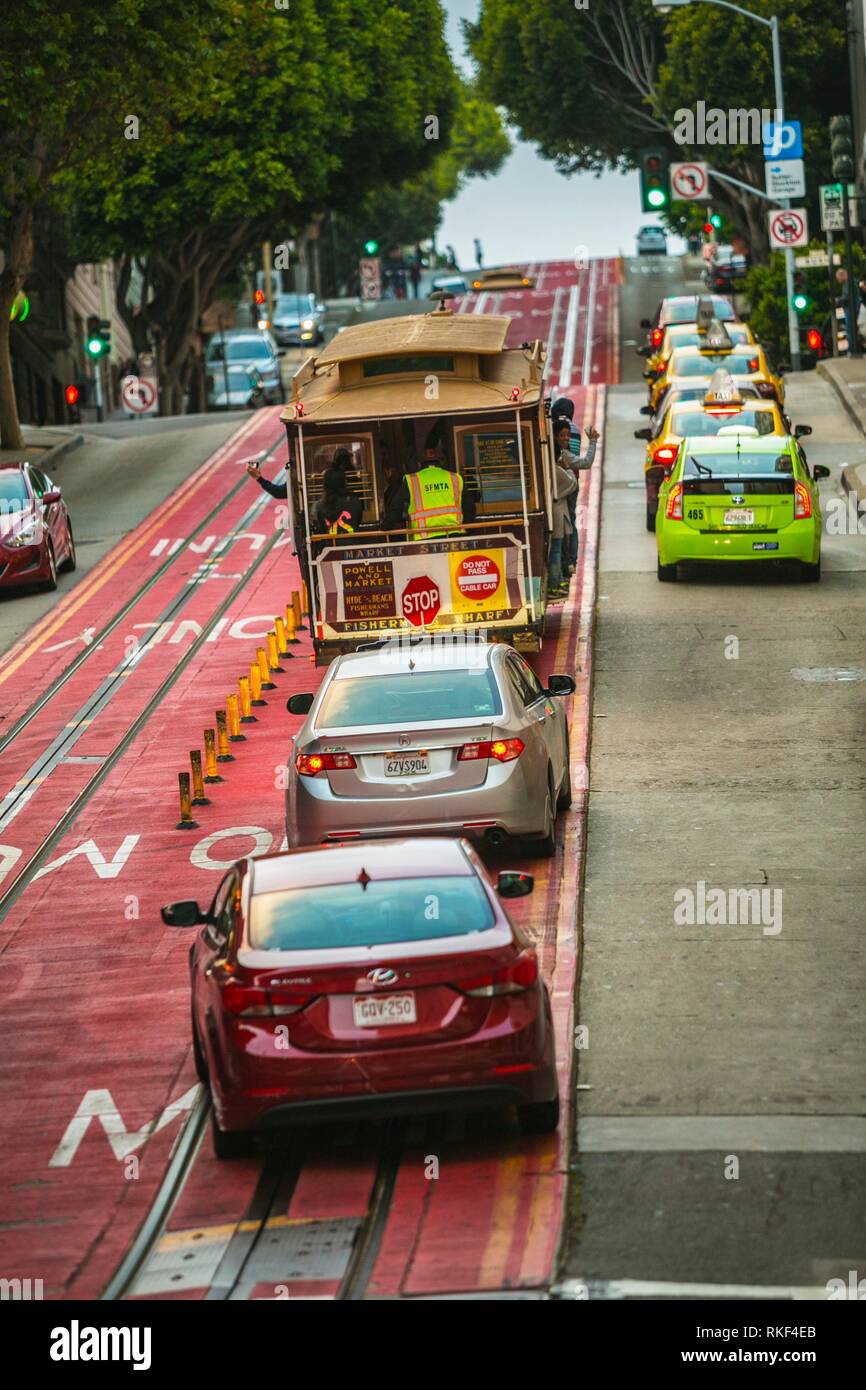 Cable car at Powell Street. Around Union Square. San Francisco ...