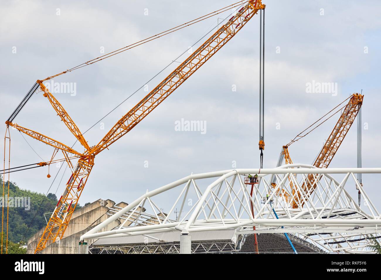 Giant cranes hi-res stock photography and images - Alamy