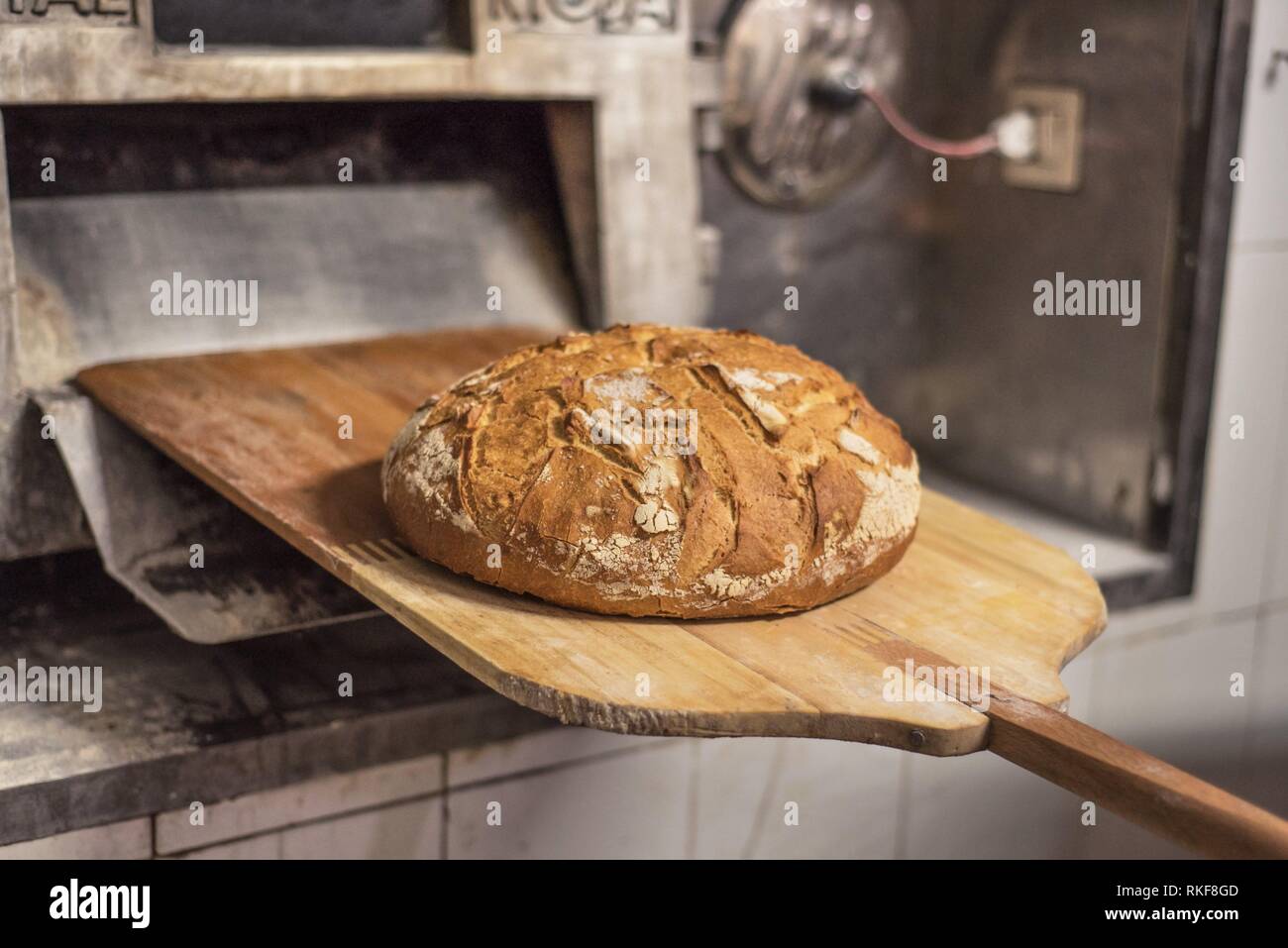 Bread baking in stone oven hi-res stock photography and images - Alamy