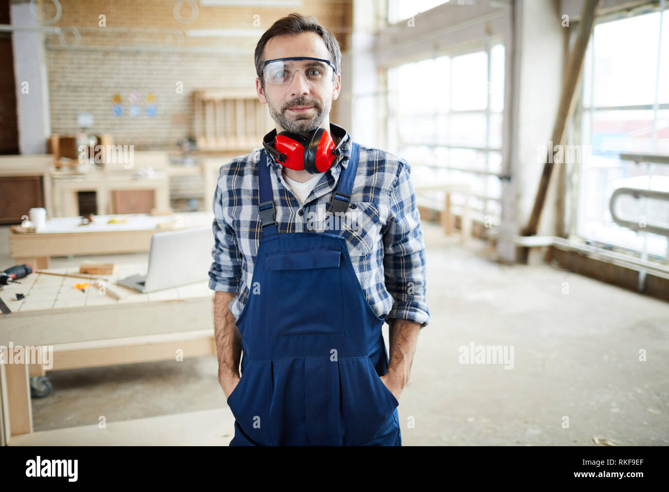 Handsome carpenter hi-res stock photography and images - Alamy