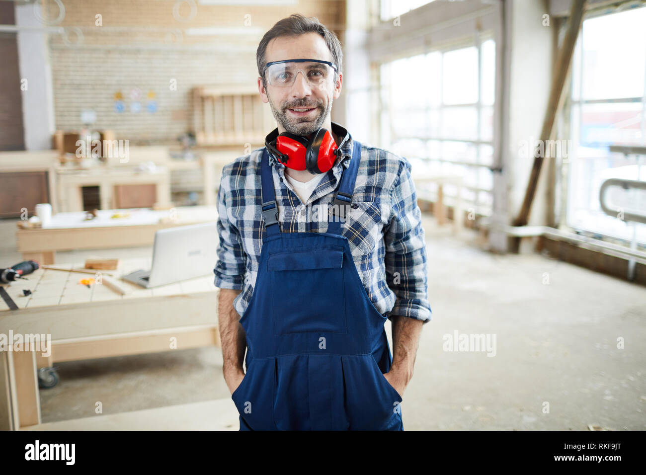 Wood factory workshop production hi-res stock photography and images ...