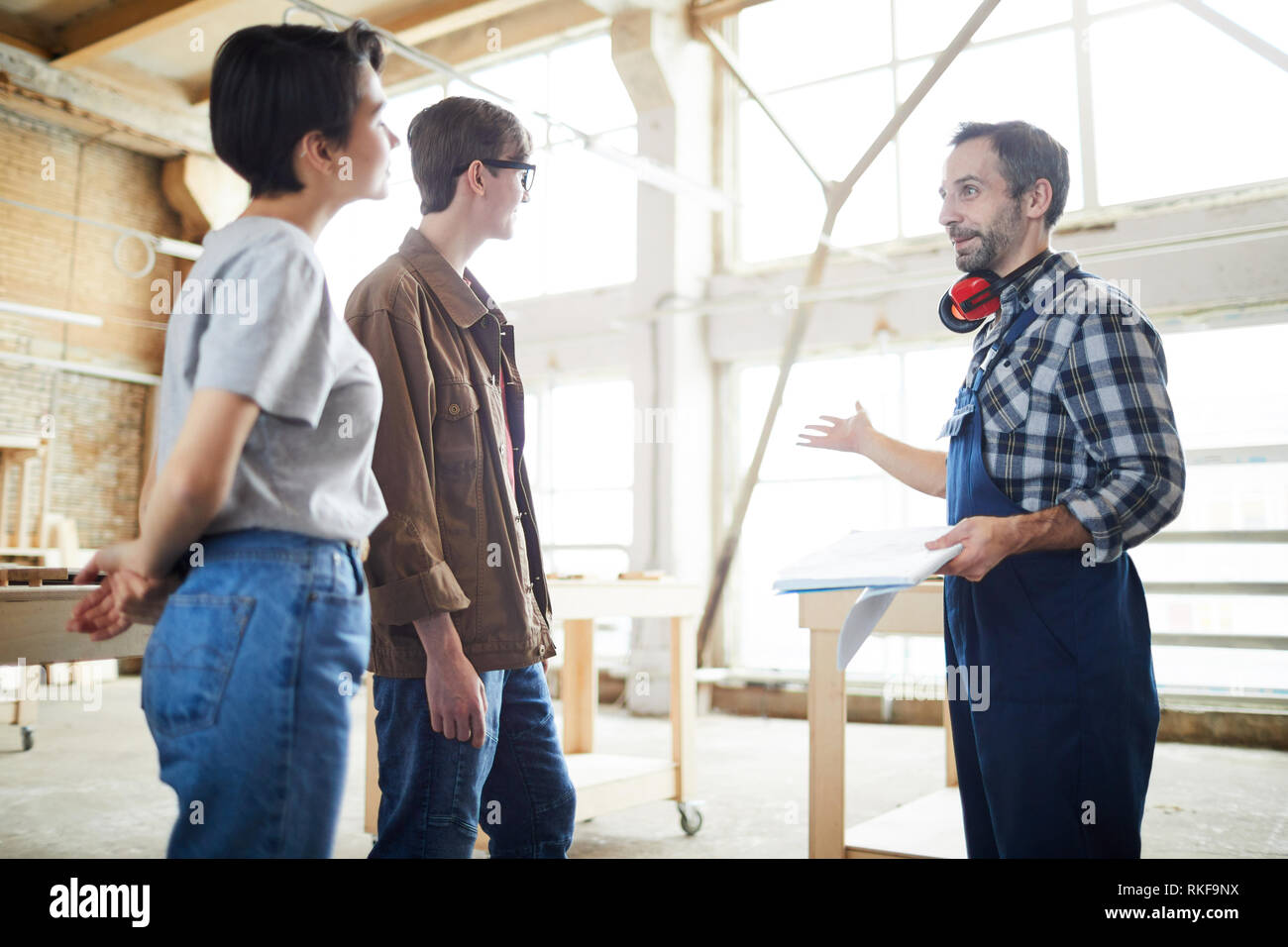 Builder Presenting House Project To Customers Stock Photo Alamy