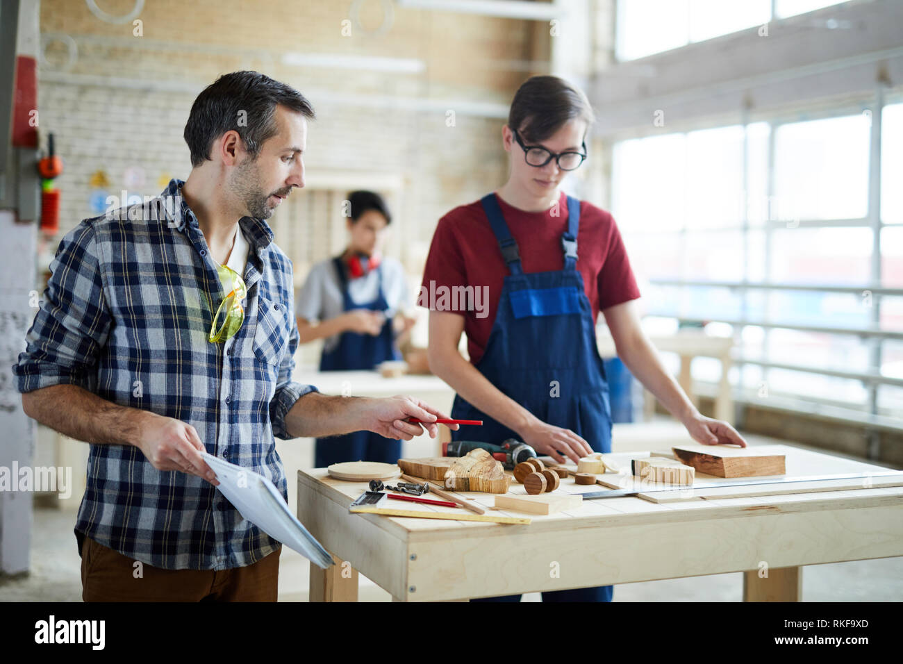 Colleague giving advice hi-res stock photography and images - Alamy