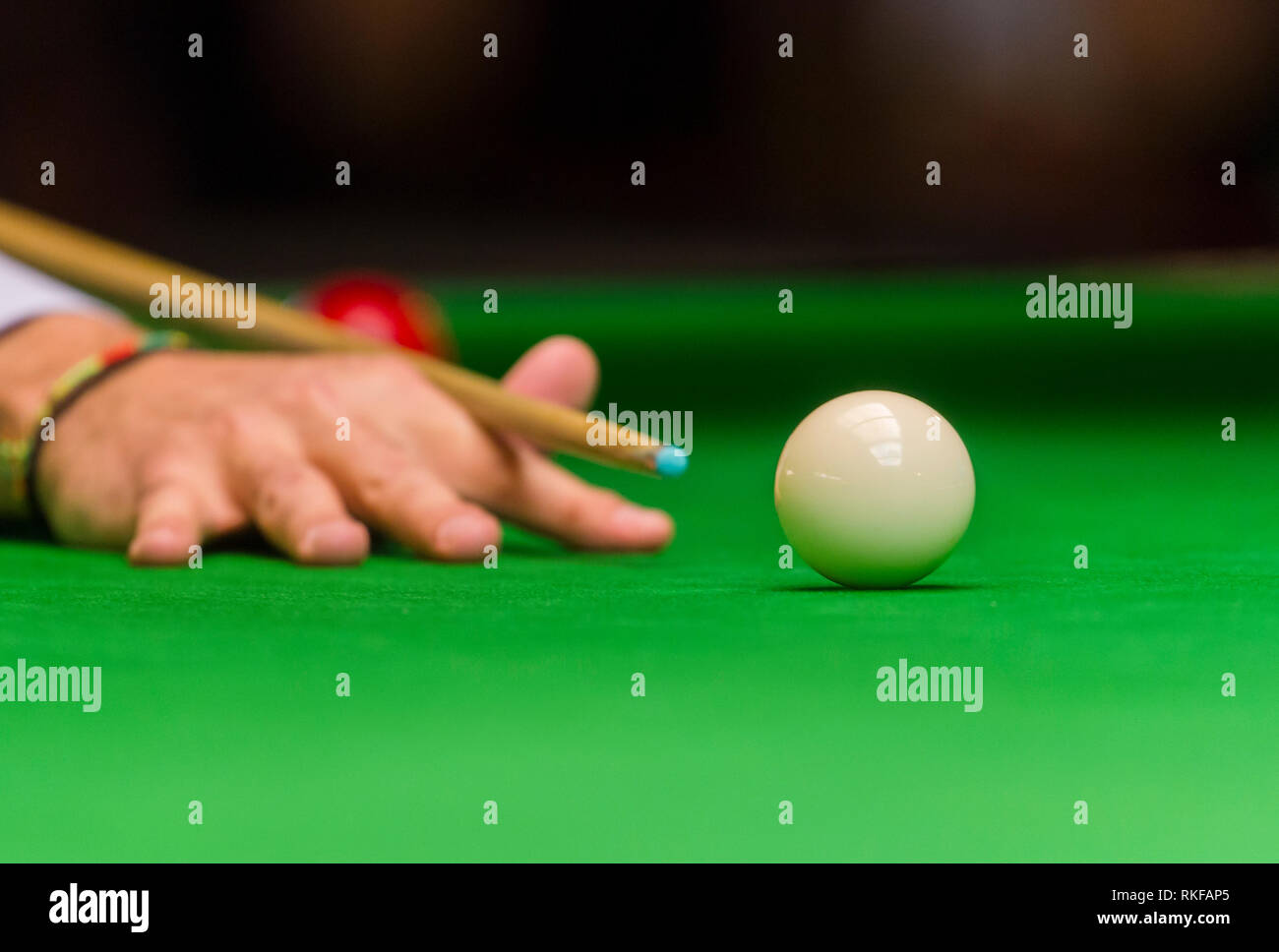 playing snooker - man aiming the cue ball Stock Photo - Alamy