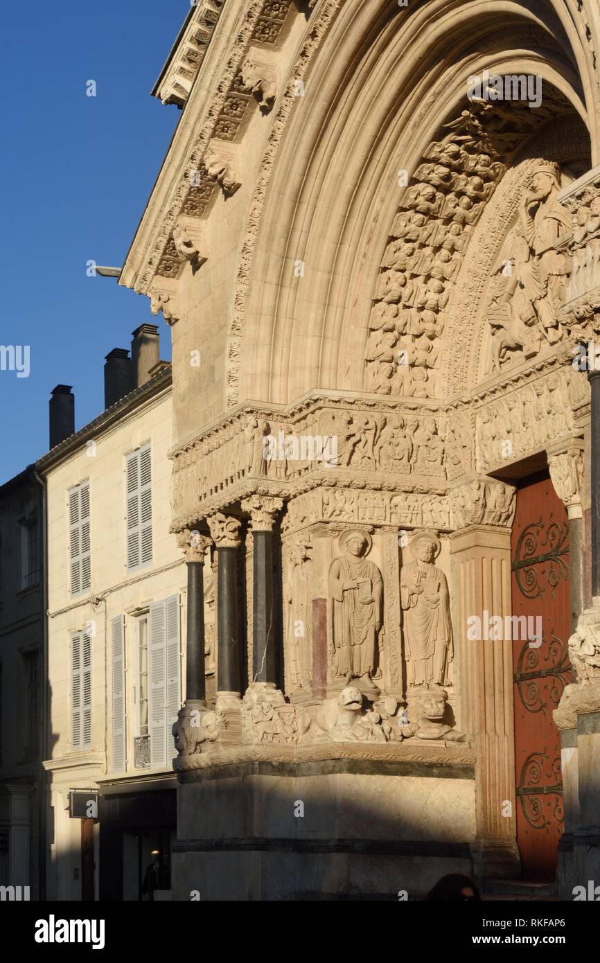 Cathedrale saint trophime hi-res stock photography and images - Alamy