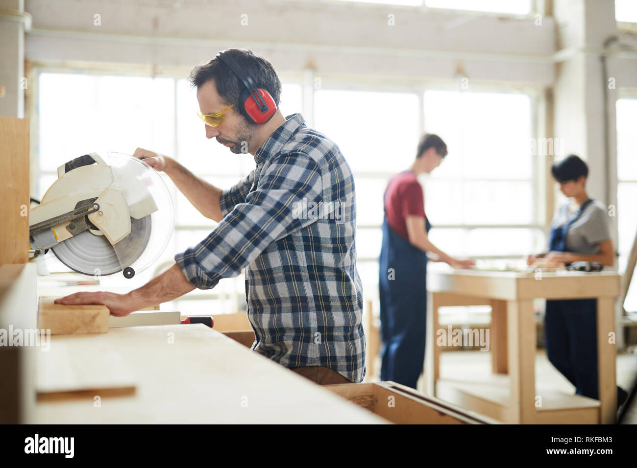 Joiner using saw hi-res stock photography and images - Alamy