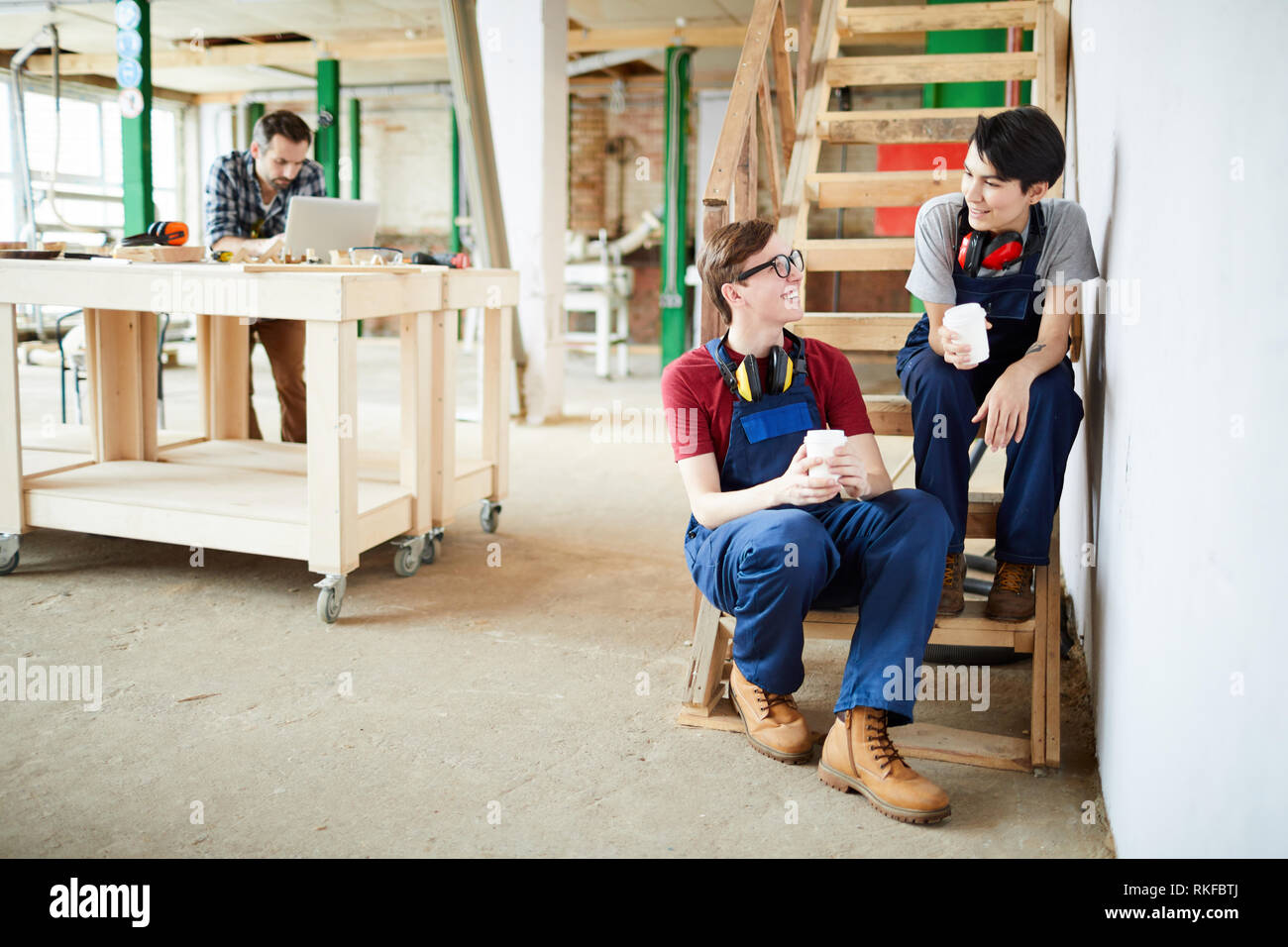 Workers drinking hi-res stock photography and images - Alamy