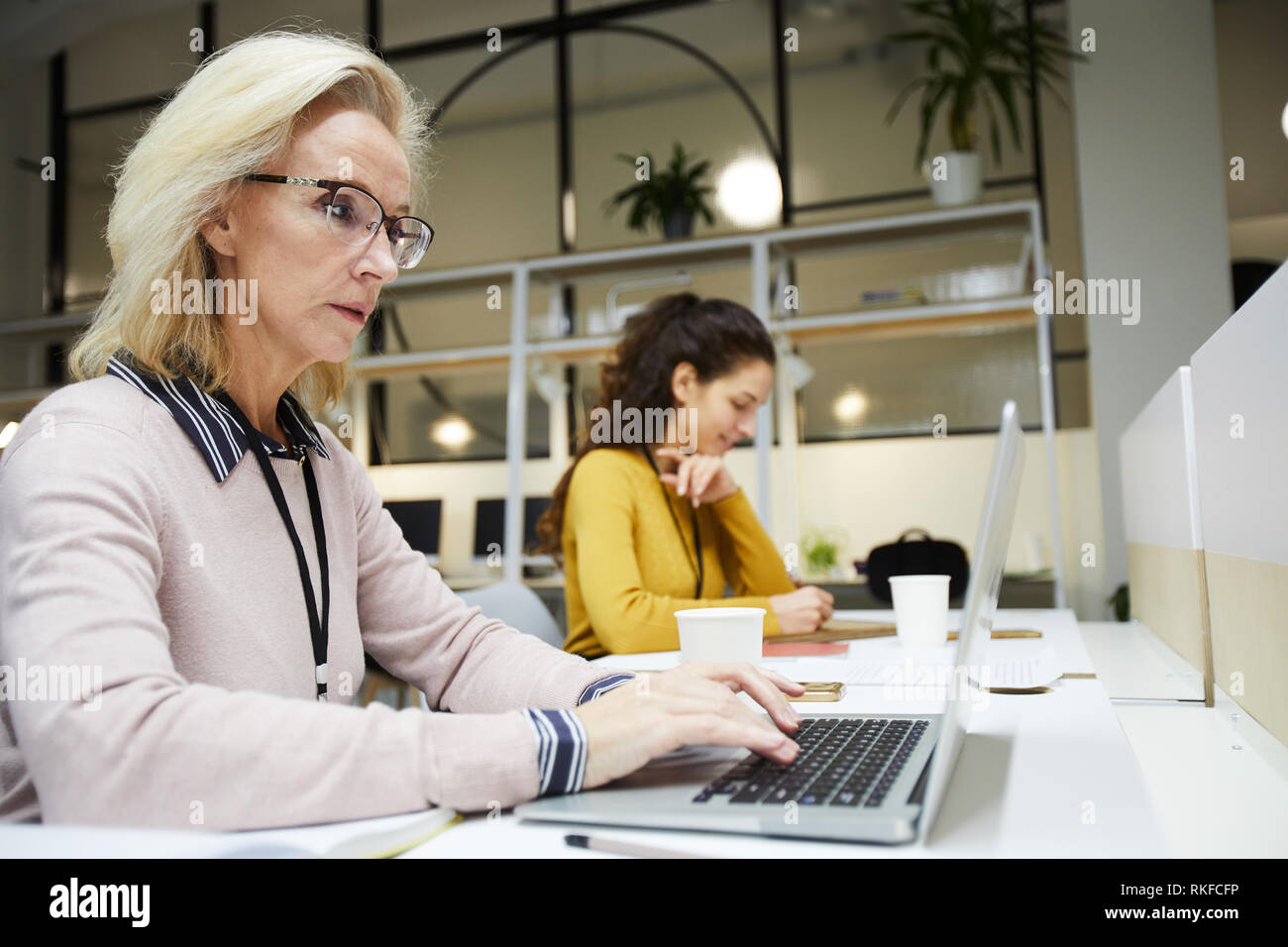 Busy staff hi-res stock photography and images - Alamy