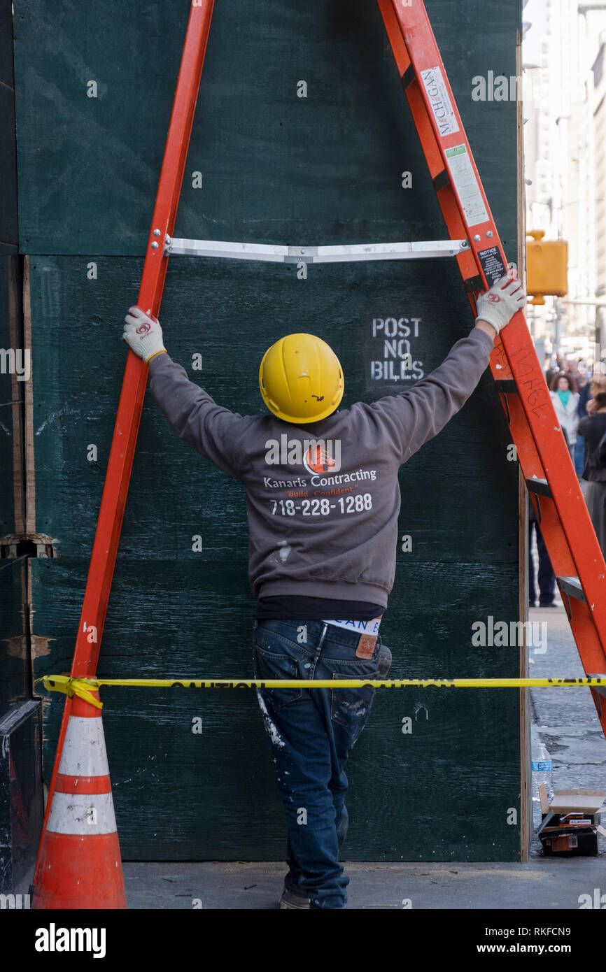 Construction worker holding ladder hi-res stock photography and images ...