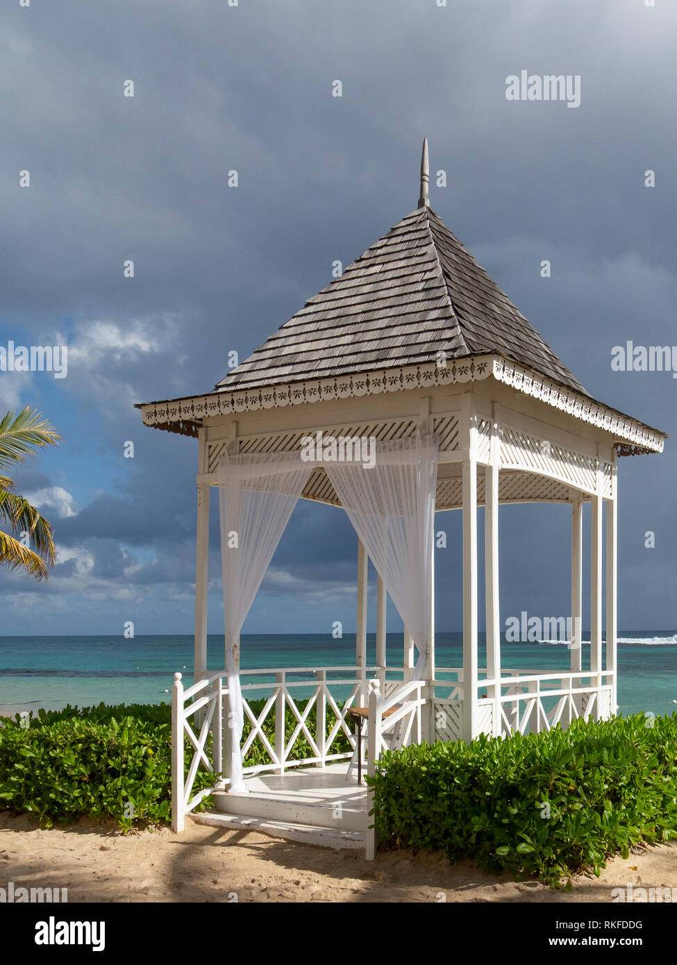Outdoor wedding pagoda on Caribbean Beach Stock Photo - Alamy