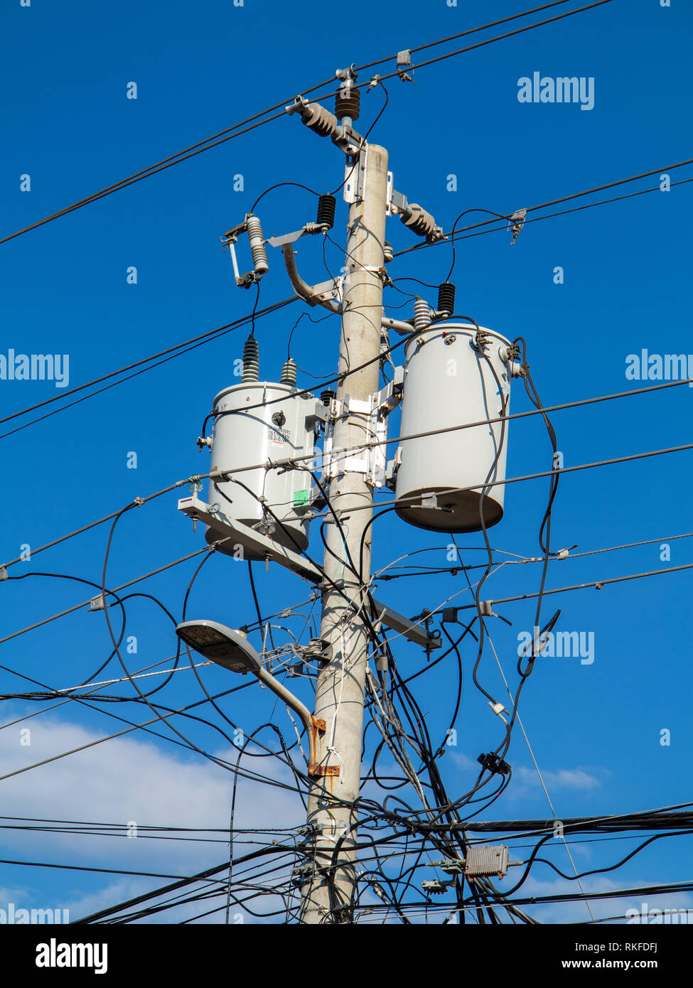 Wire jumble hi-res stock photography and images - Alamy