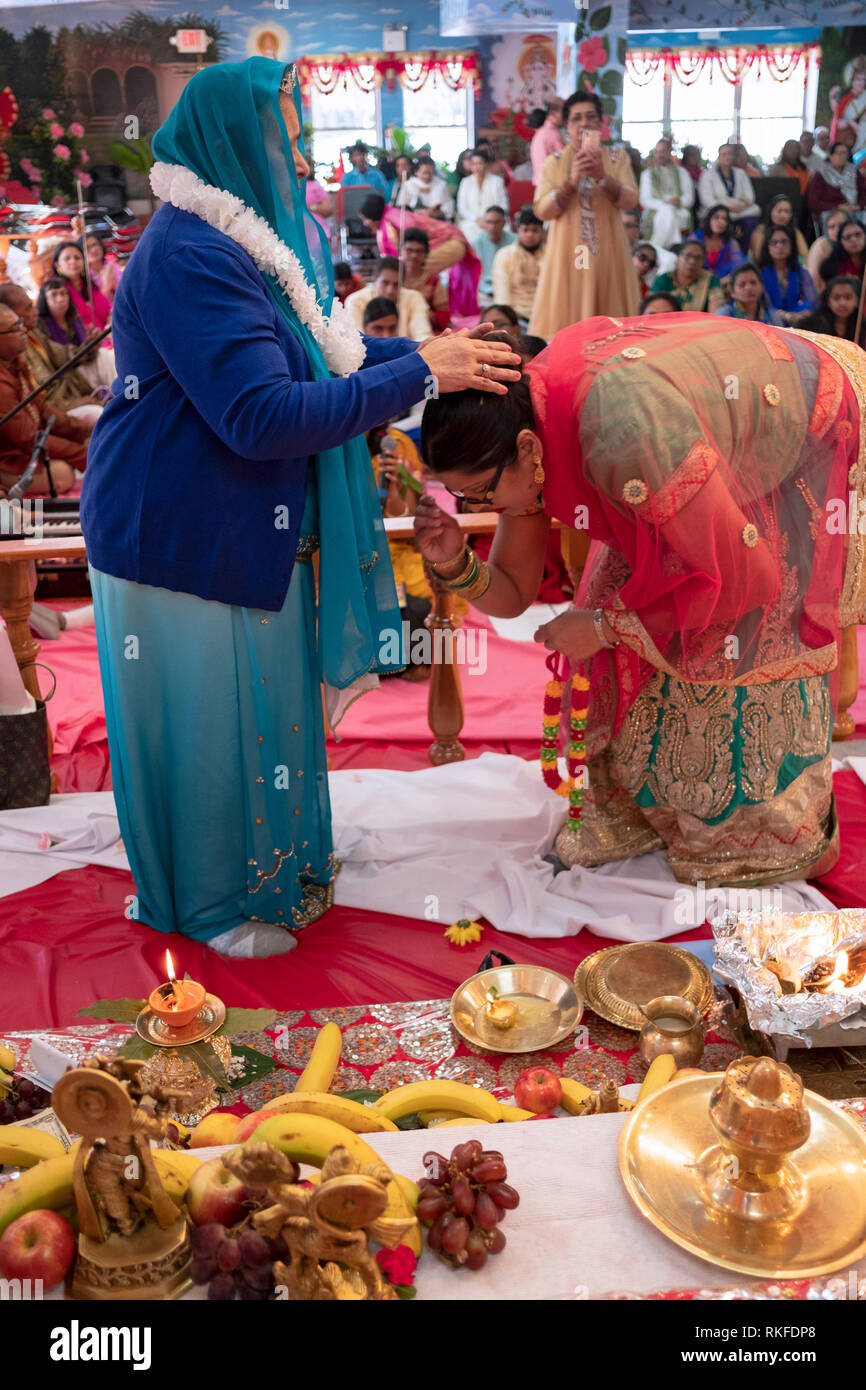 Hindu devotee prayers hi-res stock photography and images - Alamy