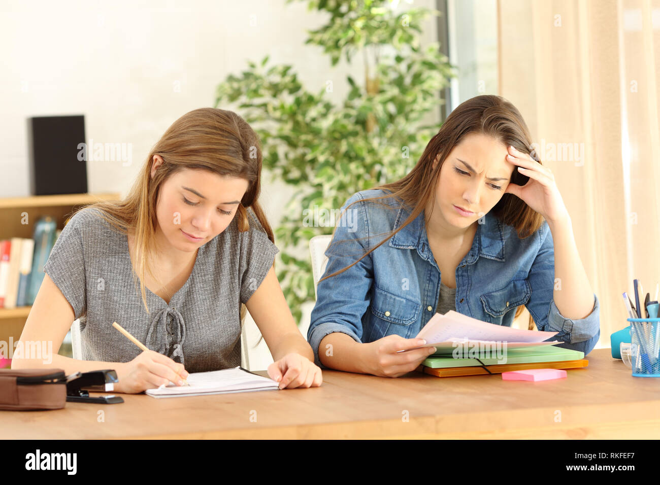 Girls reading test hi-res stock photography and images - Alamy