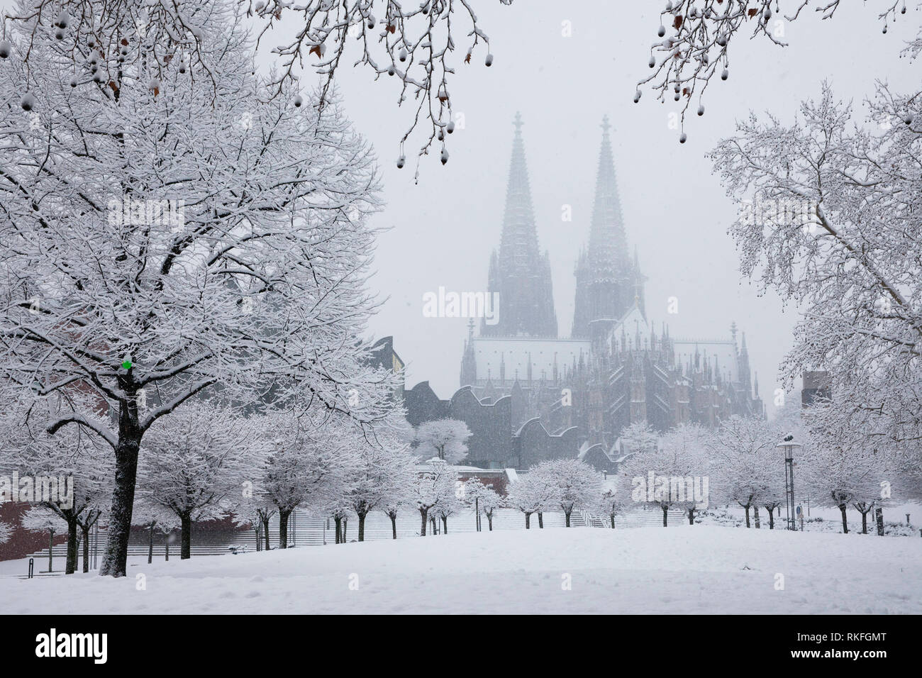 view from the Rhinegarden to the cathedral and the Museum Ludwig, snow ...