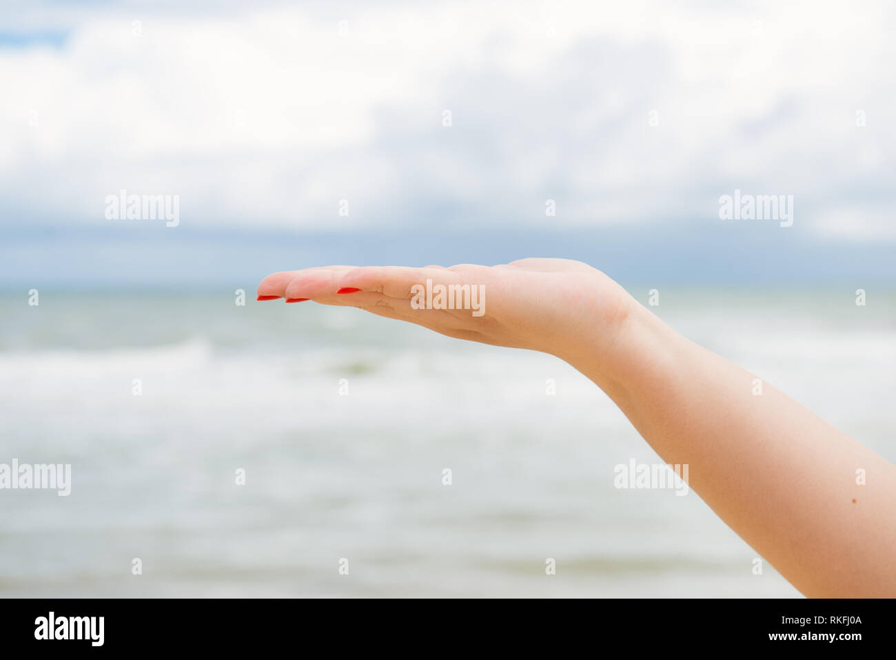 hand holding nothing isolated on ocean background Stock Photo - Alamy