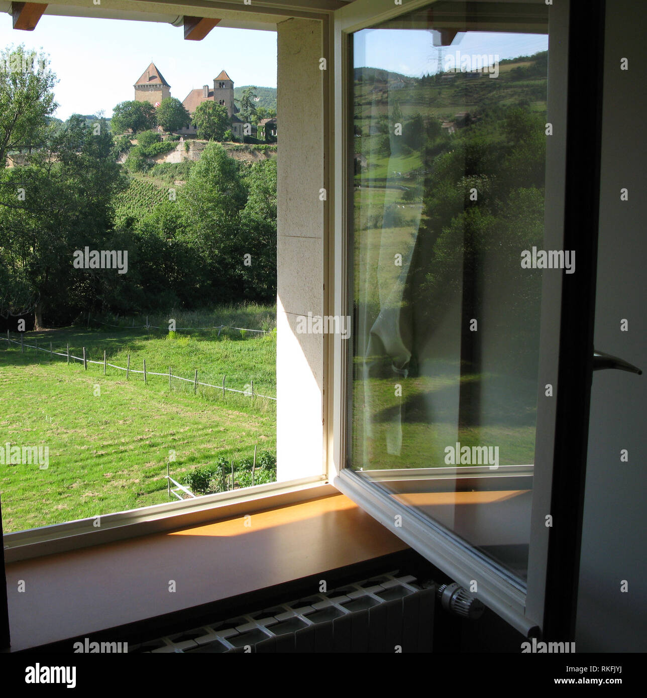 French chateau window hi-res stock photography and images - Alamy
