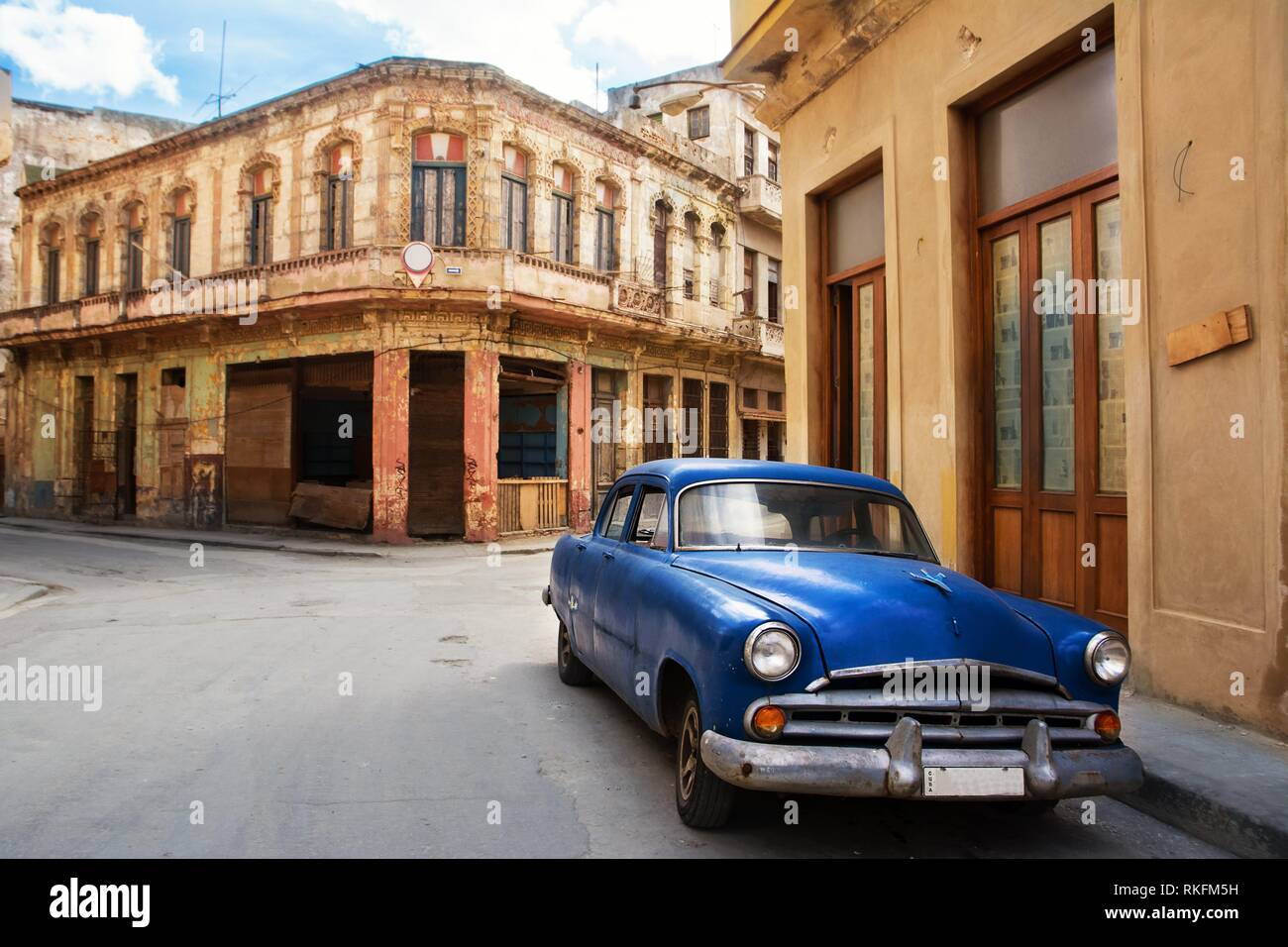 Classic car parked on street hi-res stock photography and images - Alamy