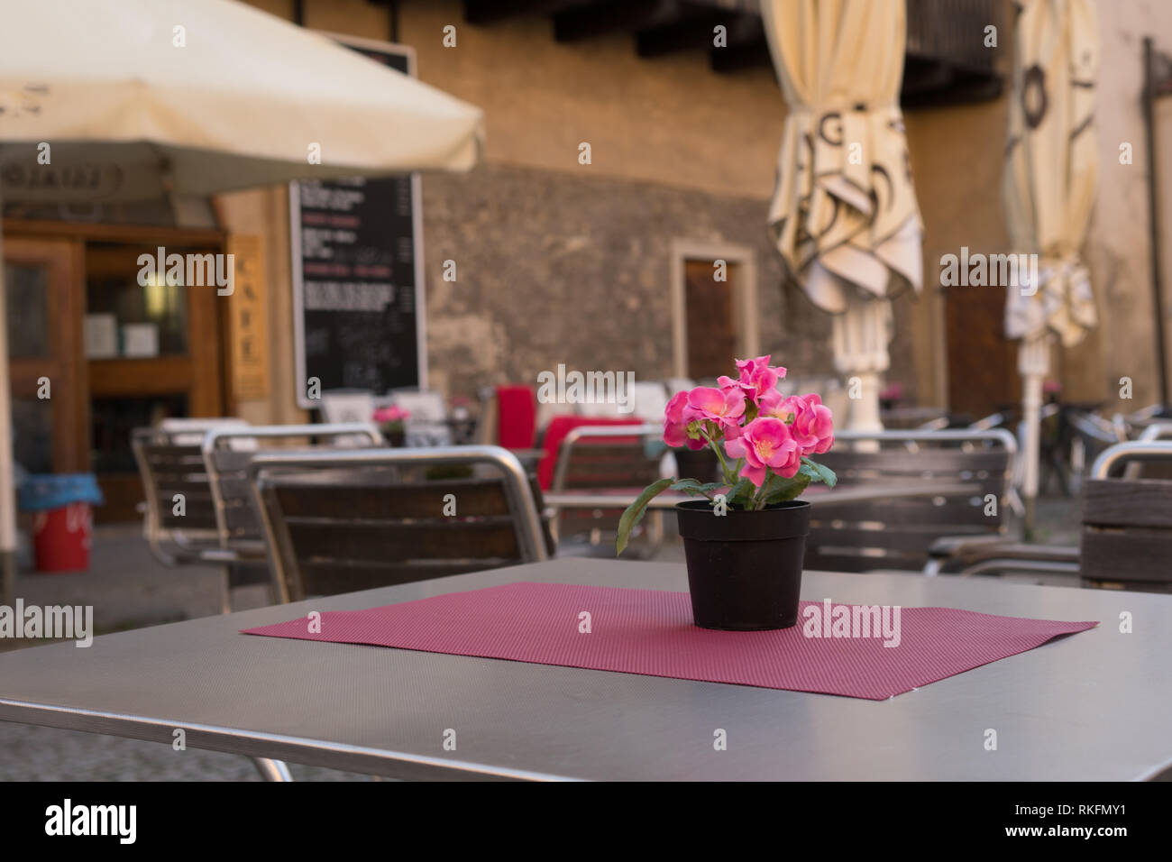 Italian restaurant exterior paris hi-res stock photography and images ...