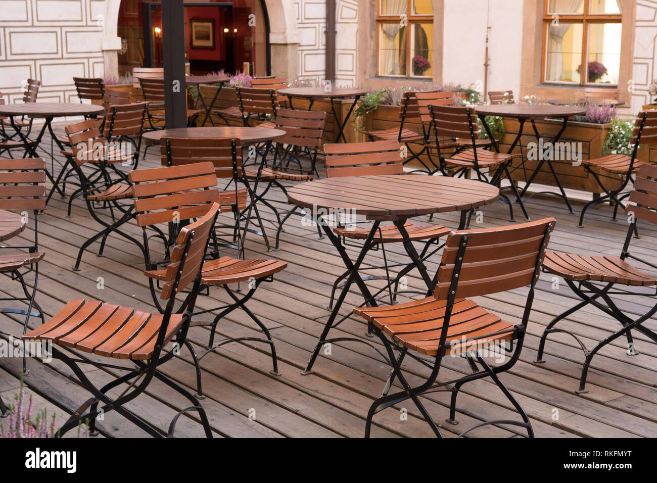 Italian restaurant exterior paris hi-res stock photography and images ...