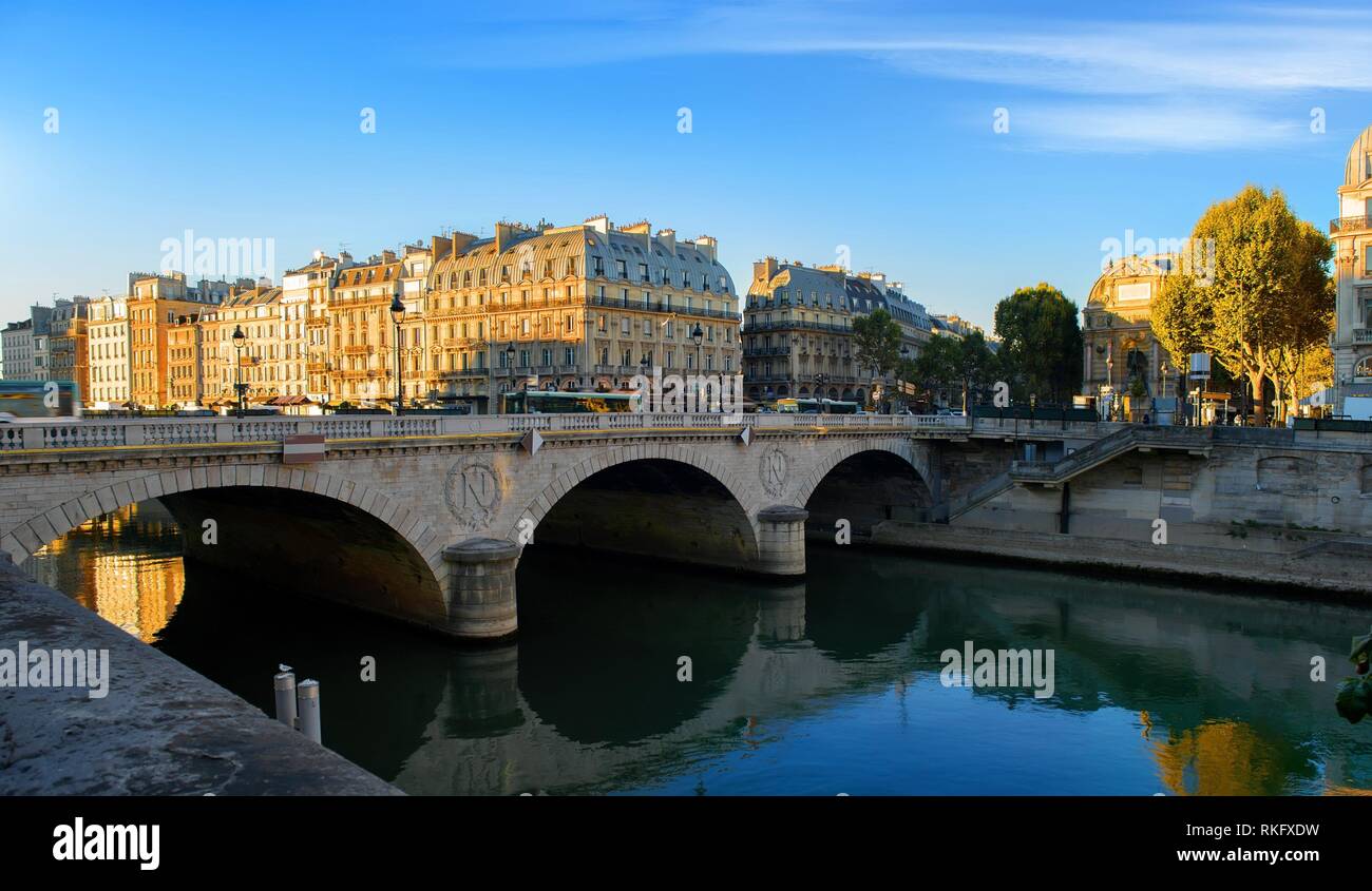 Bridge paris defense hi-res stock photography and images - Alamy