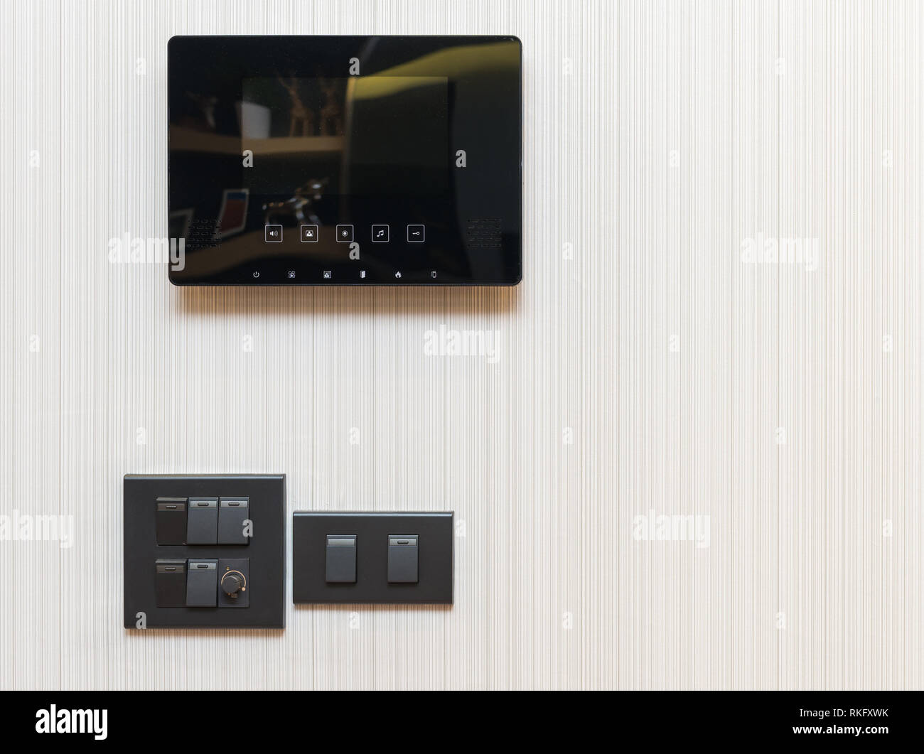 Door video phone hi-res stock photography and images - Alamy