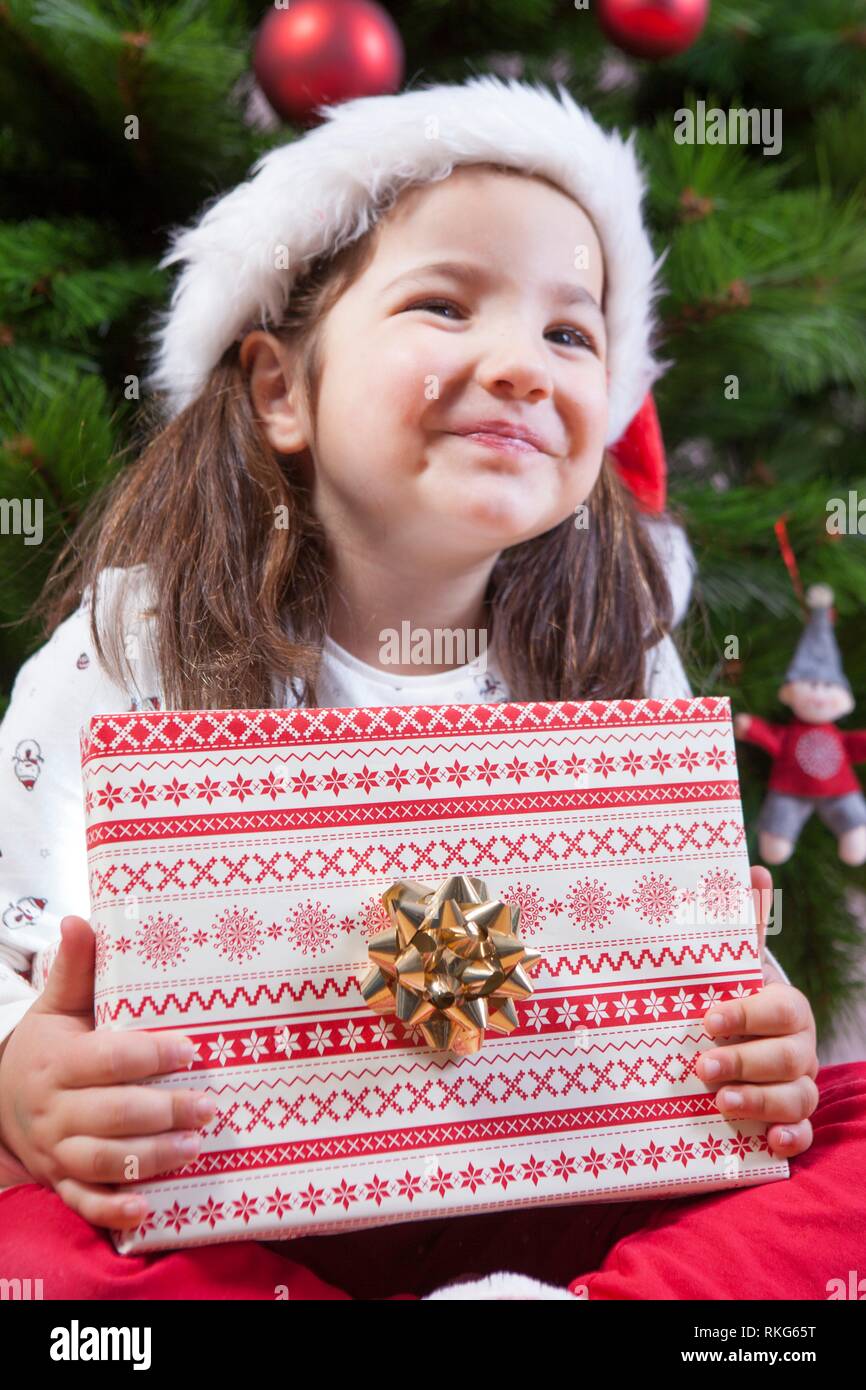 Present under tree hi-res stock photography and images - Alamy