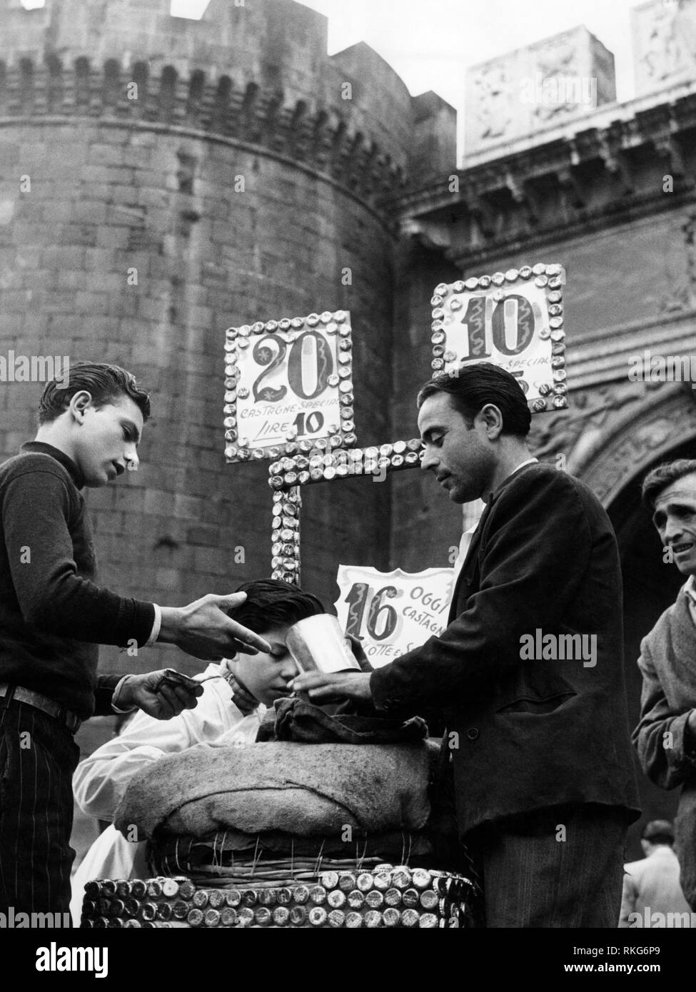 Italy people street 1955 hi-res stock photography and images - Alamy