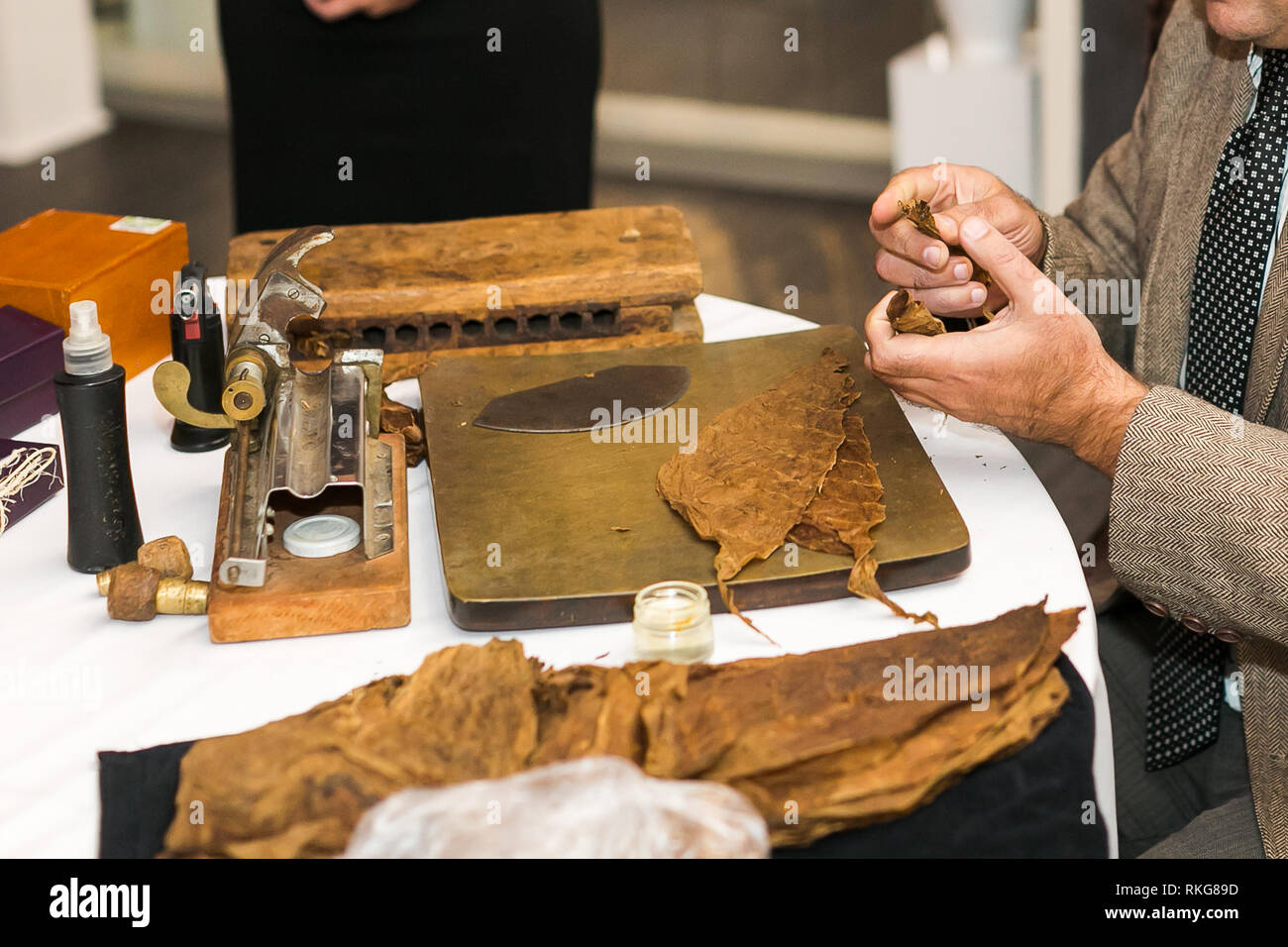 Process of making traditional cigars from tobacco leaves using a ...