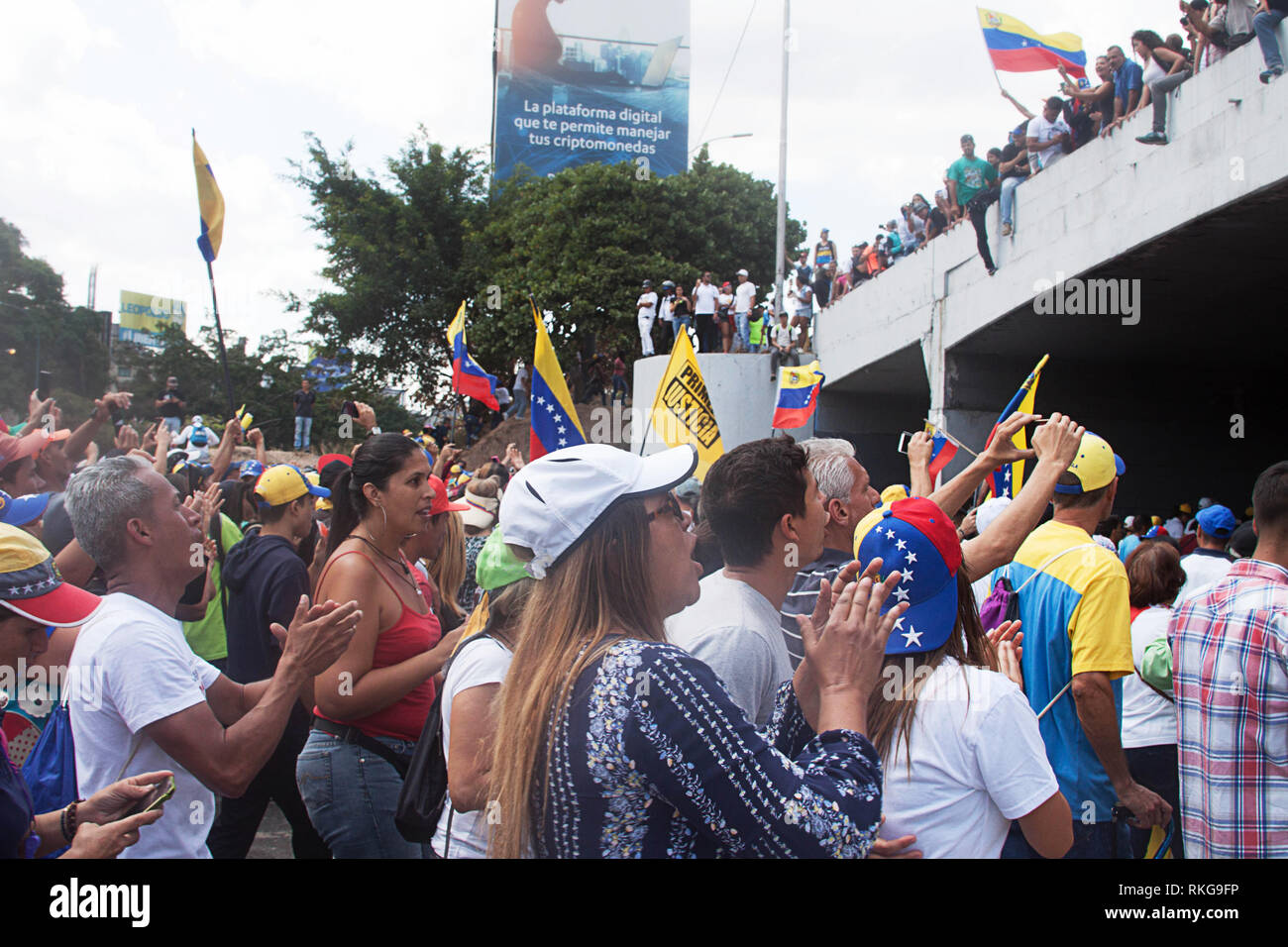 Venezuelan people protesting in Caracas against Nicolás Maduro and ...