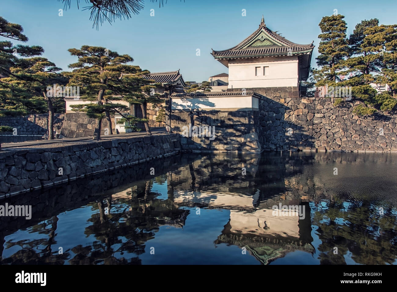 Stone wall tokyo imperial palace hi-res stock photography and images ...
