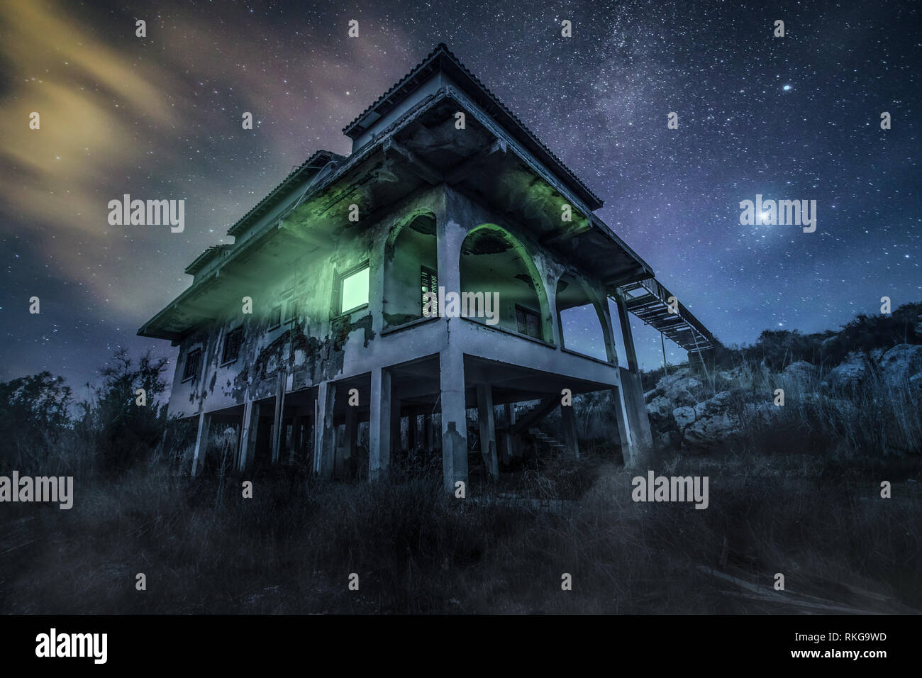 Scary alien hi-res stock photography and images - Alamy