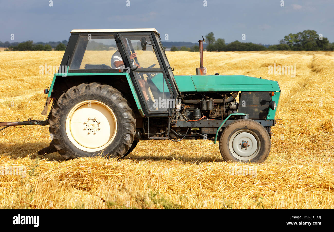 Agricultural tractor harvesting field farm hi-res stock photography and ...