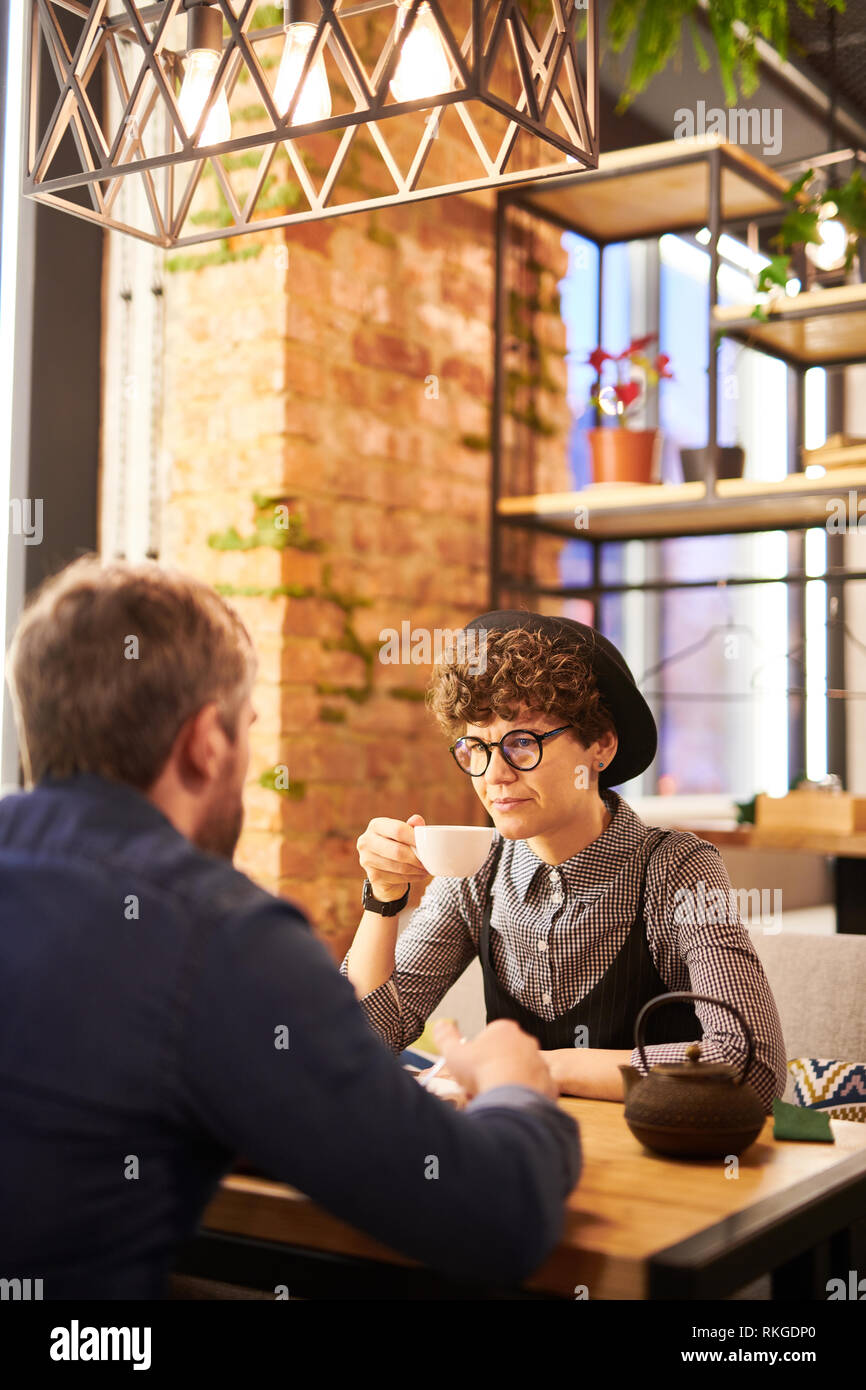 Conversation young woman table hi-res stock photography and images - Alamy
